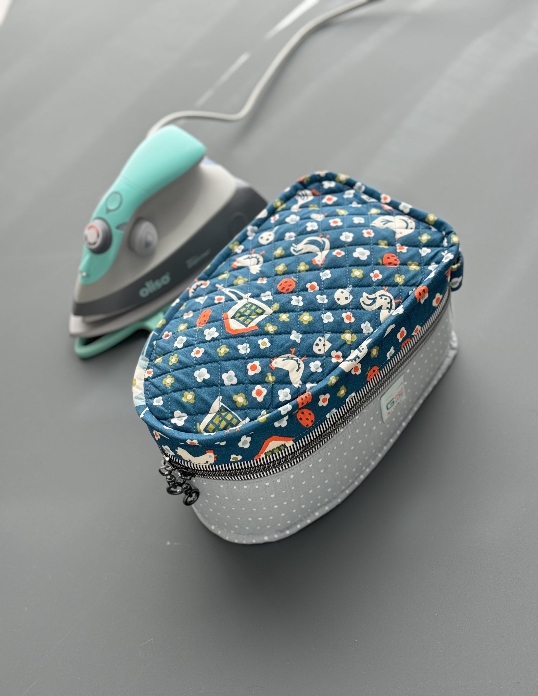 Travel Case for Mini Iron PDF Download Pattern – Sewing Illustration