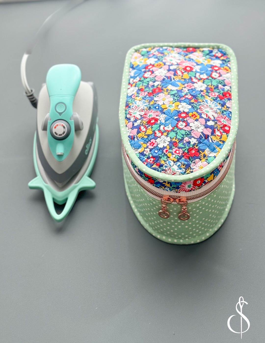 Travel Case for Mini Iron PDF Download Pattern – Sewing Illustration