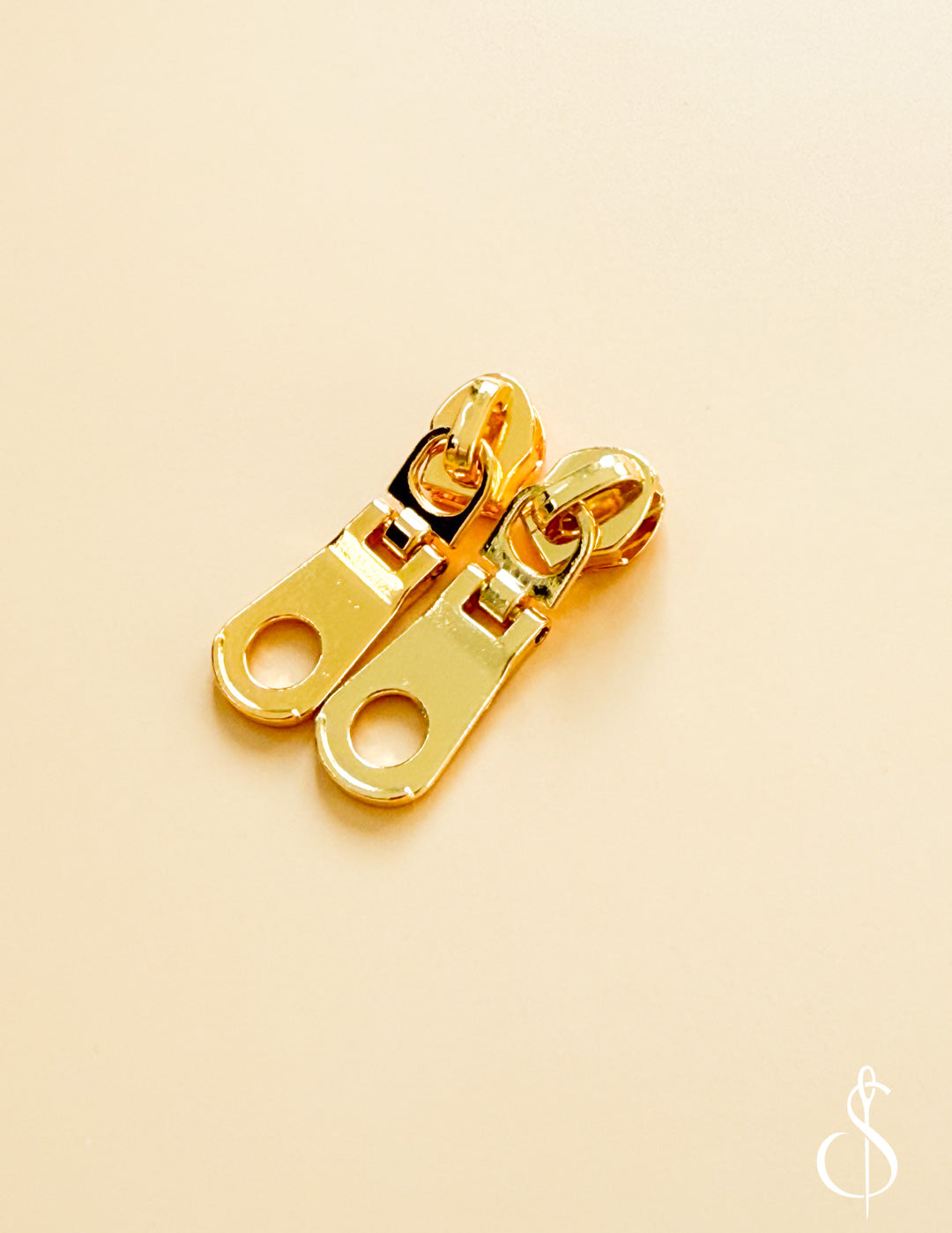 Size #5 Zipper Pulls – Sewing Illustration